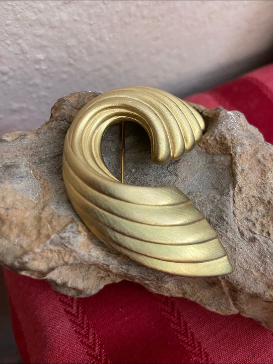 Vintage | Jewelry | Vintage Casual Corner Gold Tone Curved Sculptural ...